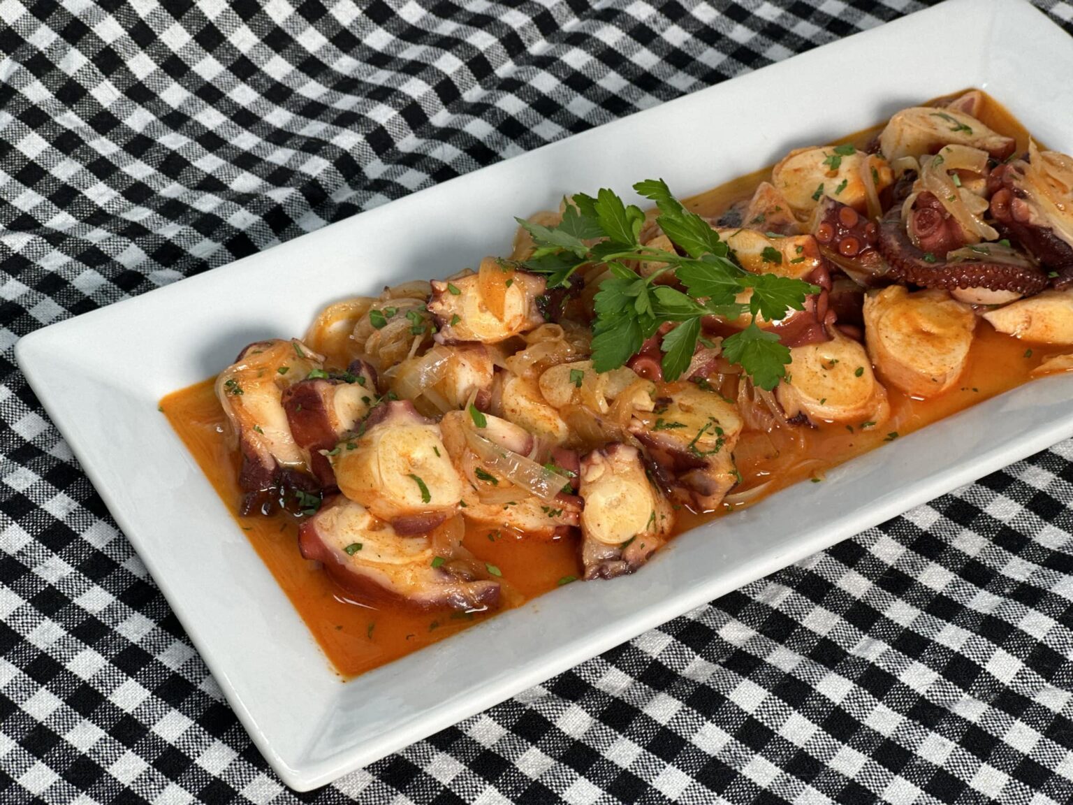 Receta tradicional de Pulpo encebollado - Gastronomía de Galicia